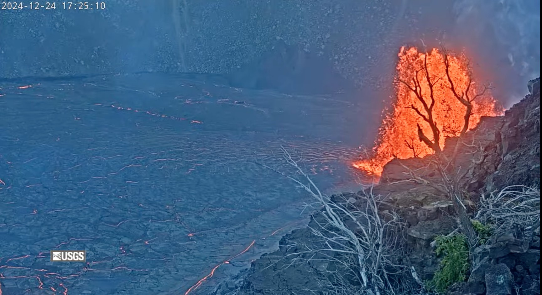 Kilauea erupting at Halema'uma'u Crater in Hawaii Volcanoes National ...