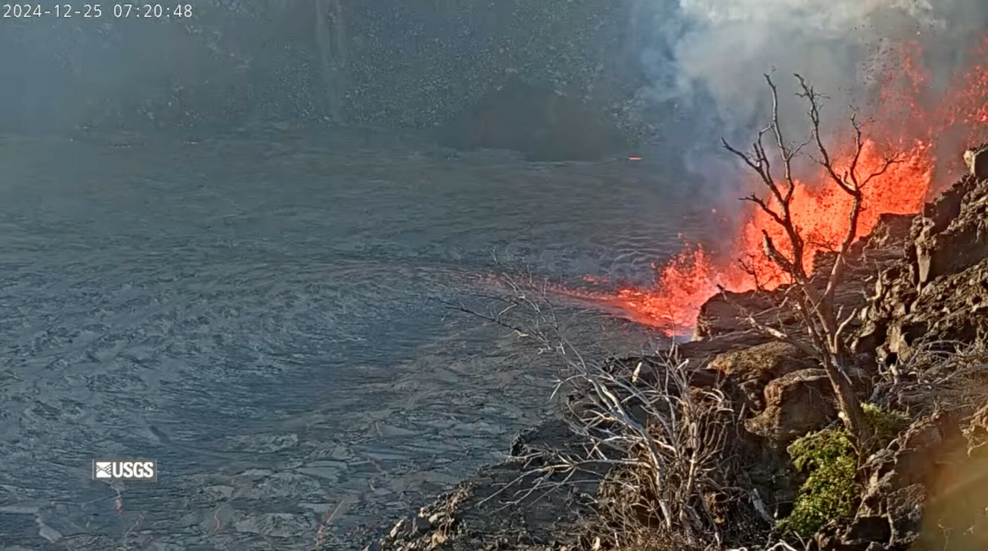 Kilauea erupting at Halema'uma'u Crater in Hawaii Volcanoes National ...