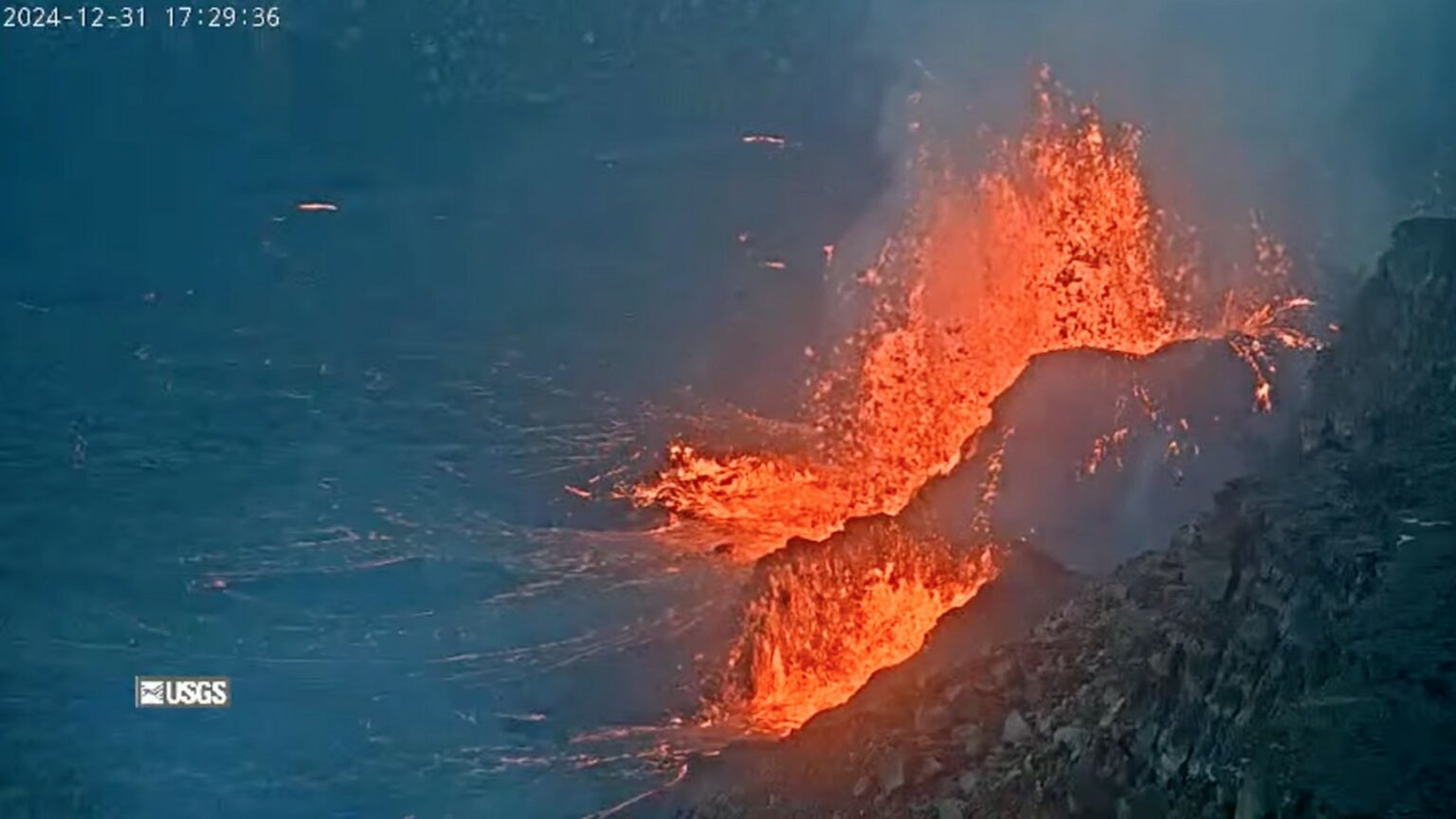 Kilauea erupting at Halema'uma'u Crater in Hawaii Volcanoes National ...